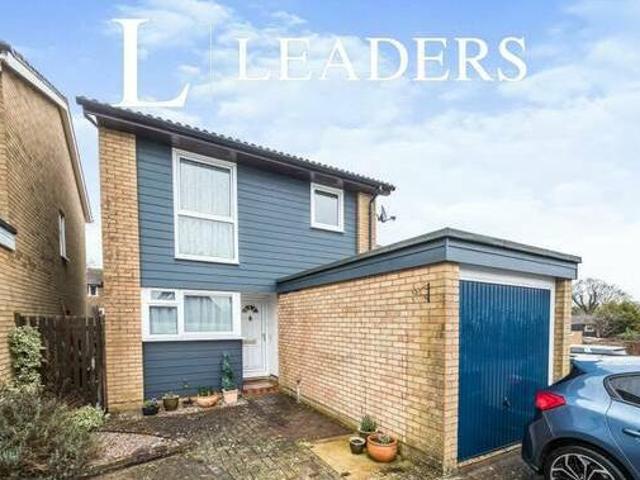 3 bedroom semidetached house for rent in Stuart Way RH19