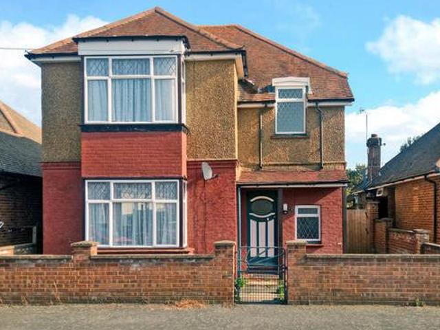 3 bedroom semidetached house for rent in South Avenue South Avenue TW20