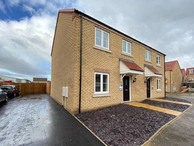 3 bedroom semidetached house for rent in Trent Close Spalding PE11 1YW PE11