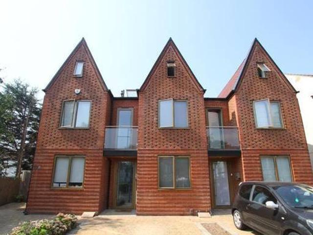 3 bedroom semidetached house for rent in Valkyrie Road WestcliffOnSea SS0