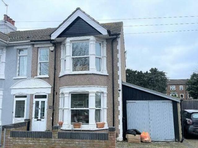 3 bedroom semidetached house for rent in Willow Street Romford London RM7
