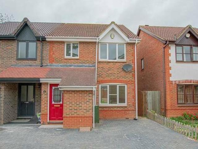 3 bedroom semidetached house for sale in Moore Close Cambridge CB4