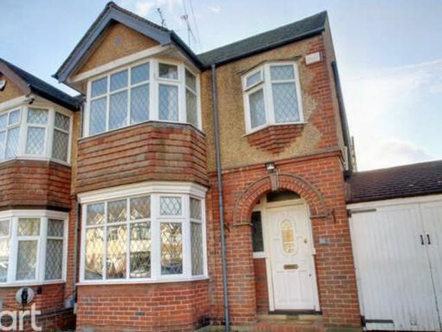 3 bedroom semidetached house for sale in Fountains Road Luton LU3