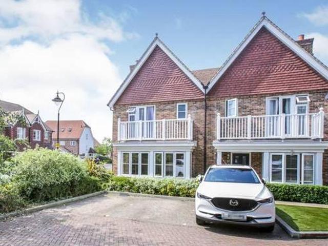 3 bedroom semidetached house for sale in Gibson Way Caterham CR3