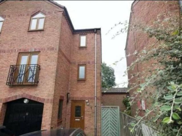 3 bedroom semidetached house for sale in Laithe Croft Barnsley S75