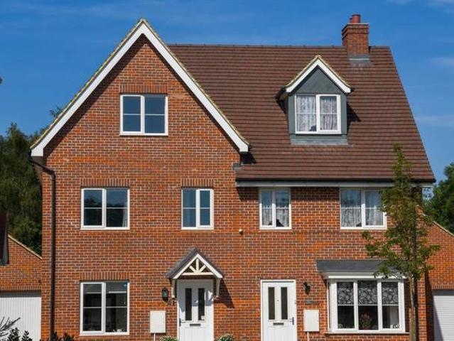 3 bedroom semidetached house for sale in Parsons Way Farnham Surrey GU10 GU10