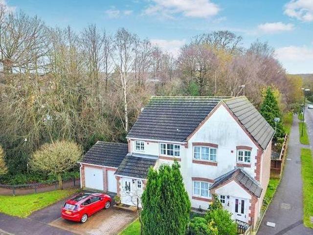 3 bedroom semidetached house for sale in Ruston Close Maidenbower Crawley RH10