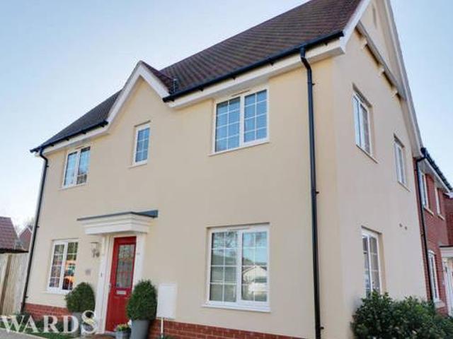 3 bedroom semidetached house for sale in Saxifrage Close Tharston NR15