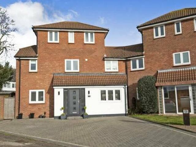 3 bedroom semidetached house for sale in Shirley Gardens Basildon SS13