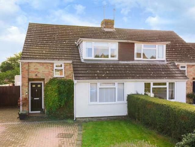 3 bedroom semidetached house for sale in Wentworth Close Farnham GU9