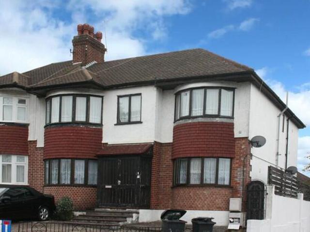 3 Bedroom Shared Living/roommate Barnet Great London 101570288