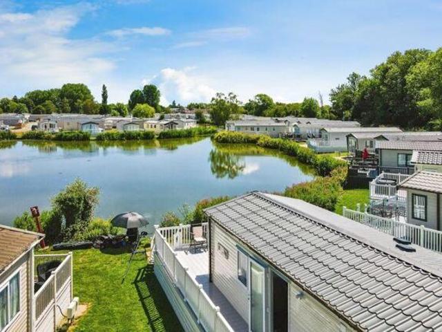 3 Bedroom Shared Living/roommate Cotswold Hoburne Cotswold Hoburne 101676784
