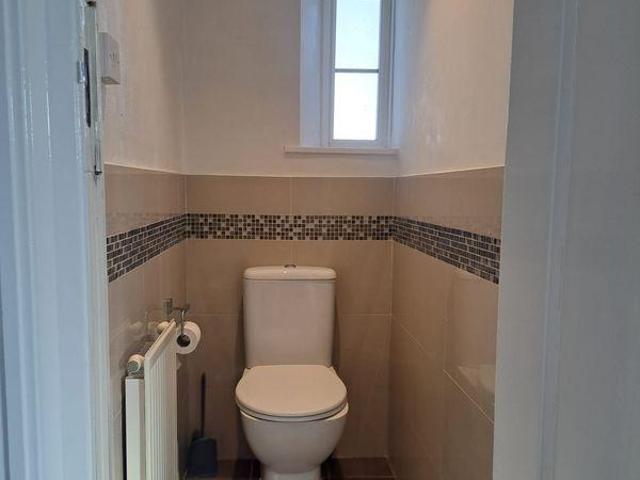 3 Bedroom Shared Living/roommate Greater London England 96649237