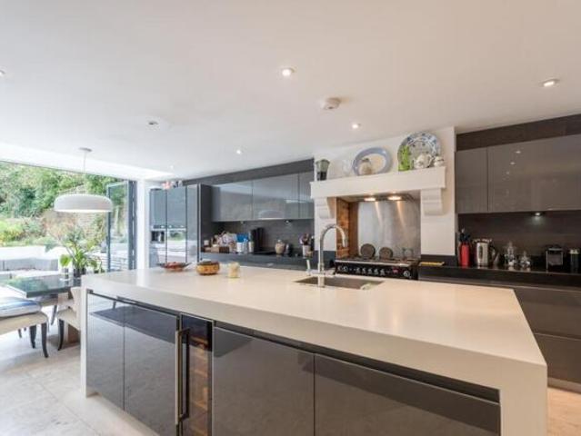 3 Bedroom Shared Living/roommate London Greater London 98864824