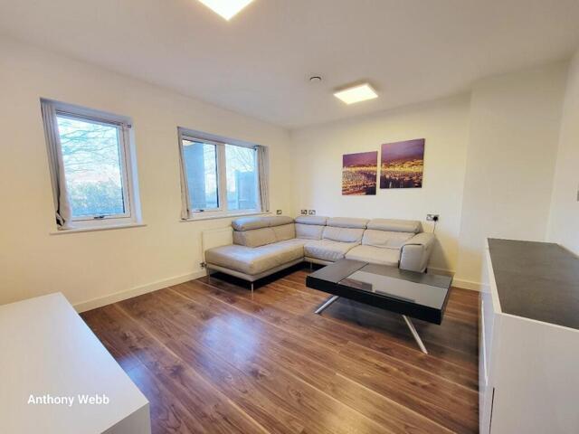 3 Bedroom Shared Living/roommate London Greater London 100615054