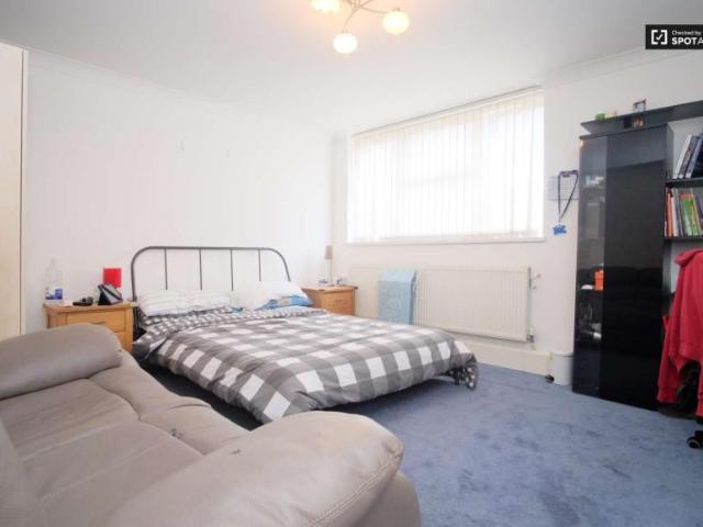 3 Bedroom Shared Living/roommate London London 100676709