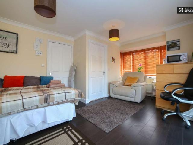 3 Bedroom Shared Living/roommate London London 100982103