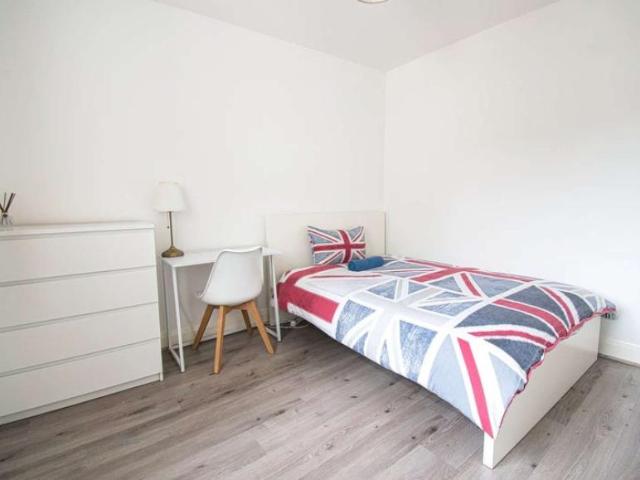 3 Bedroom Shared Living/roommate London London 101736287