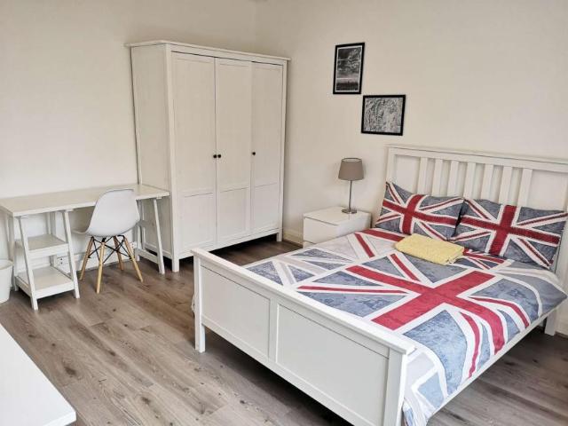 3 Bedroom Shared Living/roommate London London 101771222