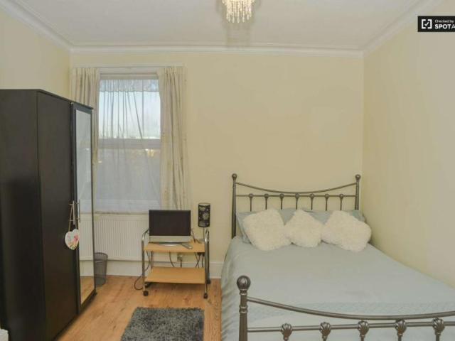 3 Bedroom Shared Living/roommate London London 101772538