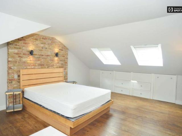 3 Bedroom Shared Living/roommate London London 101815358