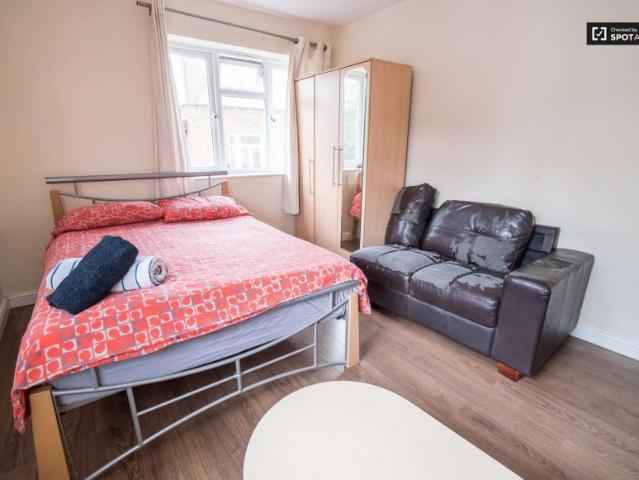 3 Bedroom Shared Living/roommate London London 101824399