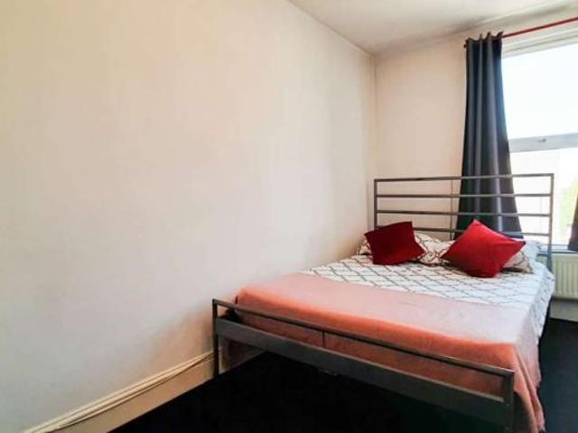 3 Bedroom Shared Living/roommate London London 101824571