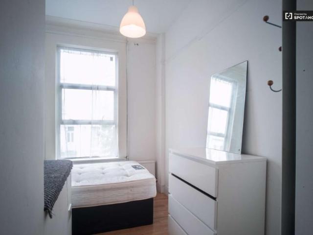3 Bedroom Shared Living/roommate London London 101837433