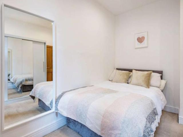 3 Bedroom Shared Living/roommate London London 101837788