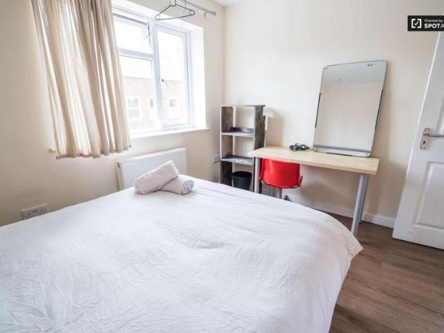 3 Bedroom Shared Living/roommate London London 101844905