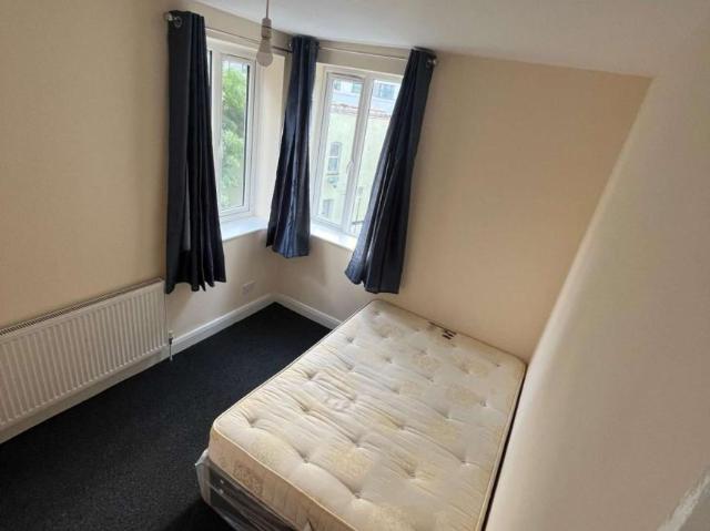 3 Bedroom Shared Living/roommate London London 101845064