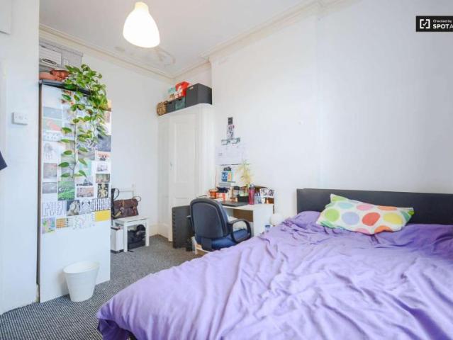 3 Bedroom Shared Living/roommate London London 101845177
