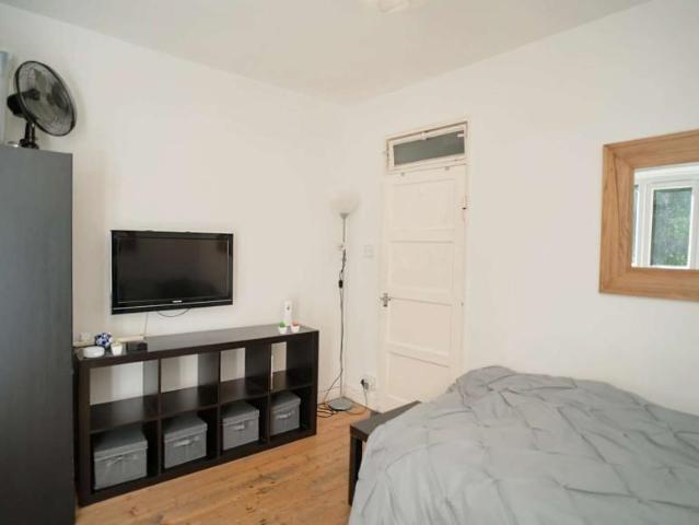 3 Bedroom Shared Living/roommate London London 101847044