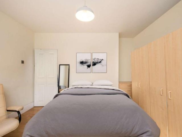 3 Bedroom Shared Living/roommate London London 101847825