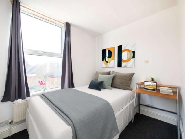 3 Bedroom Shared Living/roommate London London 101840461