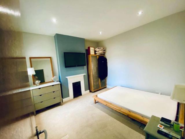3 Bedroom Shared Living/roommate London London 101850892