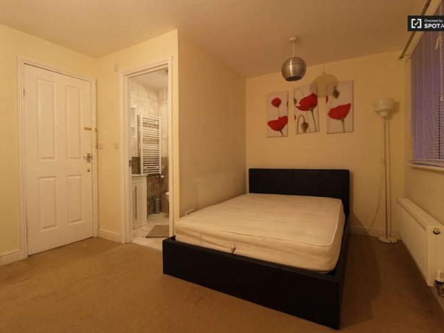 3 Bedroom Shared Living/roommate London London 101953445