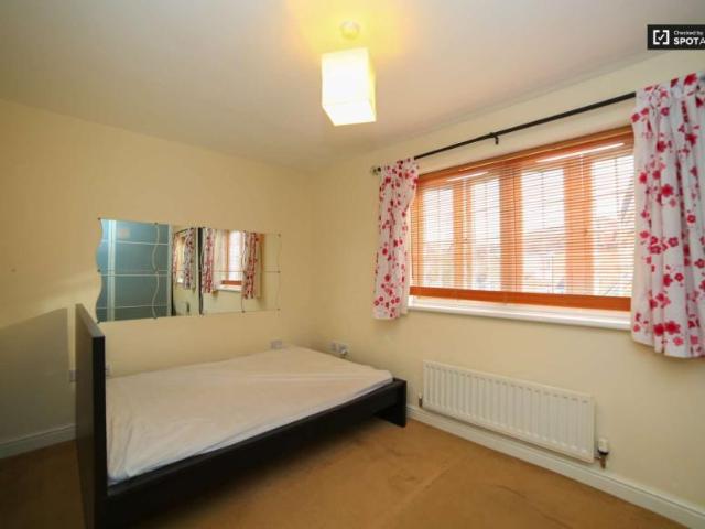 3 Bedroom Shared Living/roommate London London 101953441