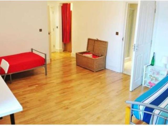 3 Bedroom Shared Living/roommate London London 102852309