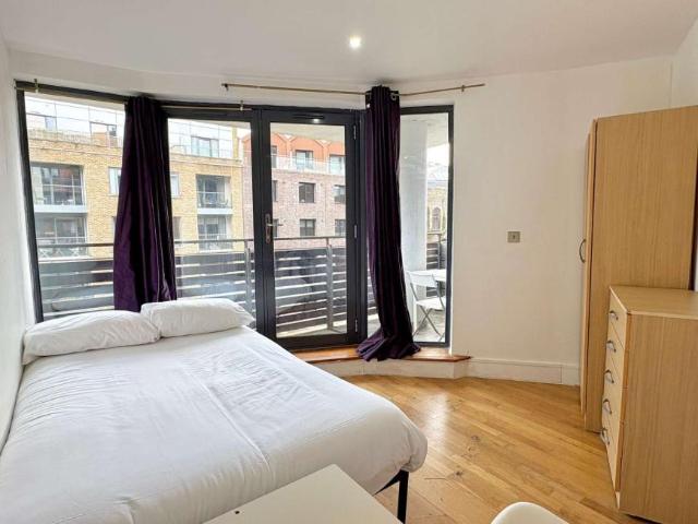 3 Bedroom Shared Living/roommate London London 103181747