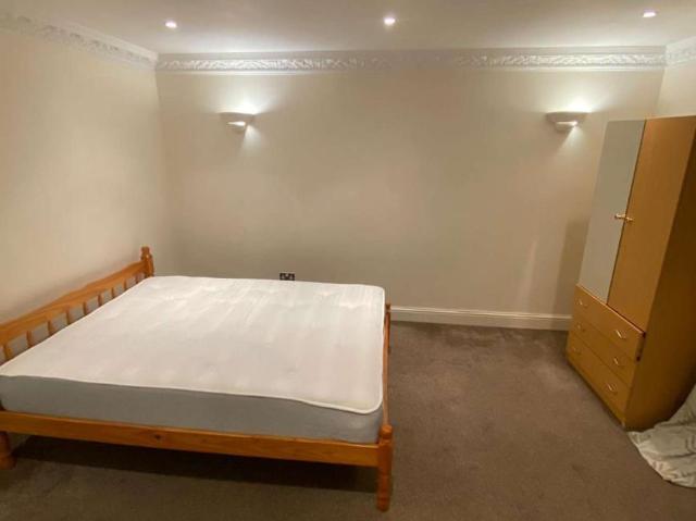 3 Bedroom Shared Living/roommate London London 103372559
