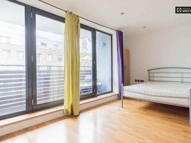 3 Bedroom Shared Living/roommate London London 103427917