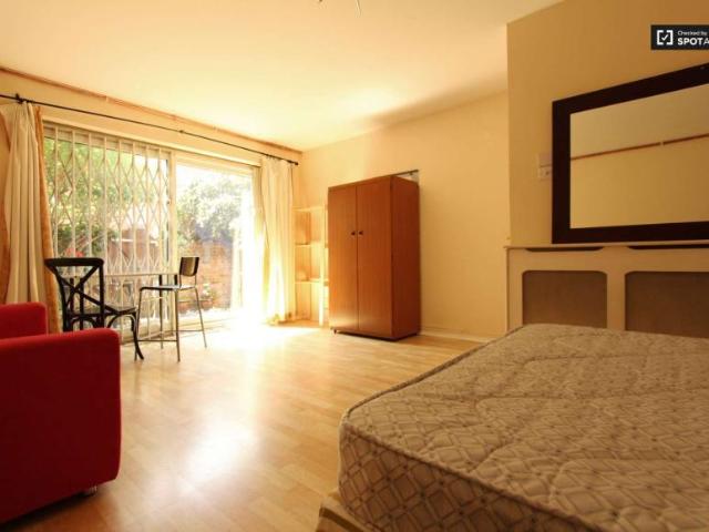 3 Bedroom Shared Living/roommate London London 103697018