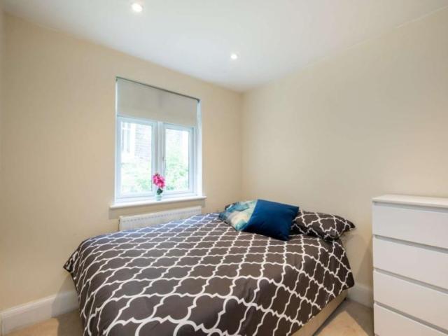 3 Bedroom Shared Living/roommate London London 103697012