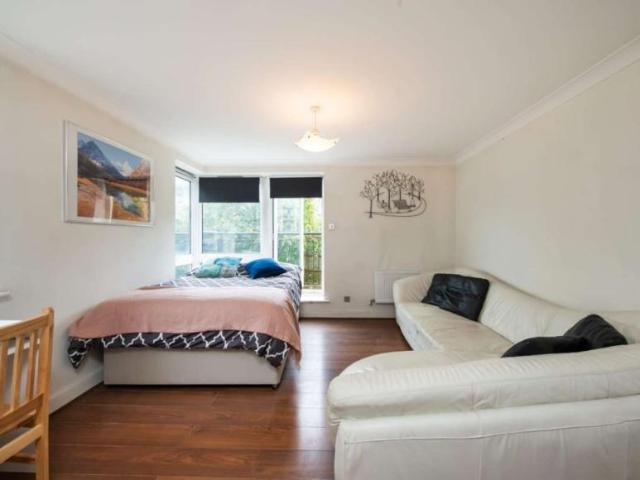 3 Bedroom Shared Living/roommate London London 103697013