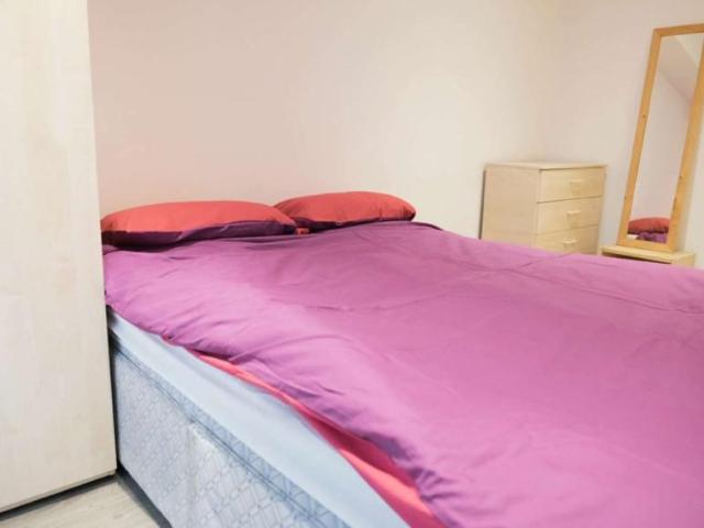 3 Bedroom Shared Living/roommate London London 103697285