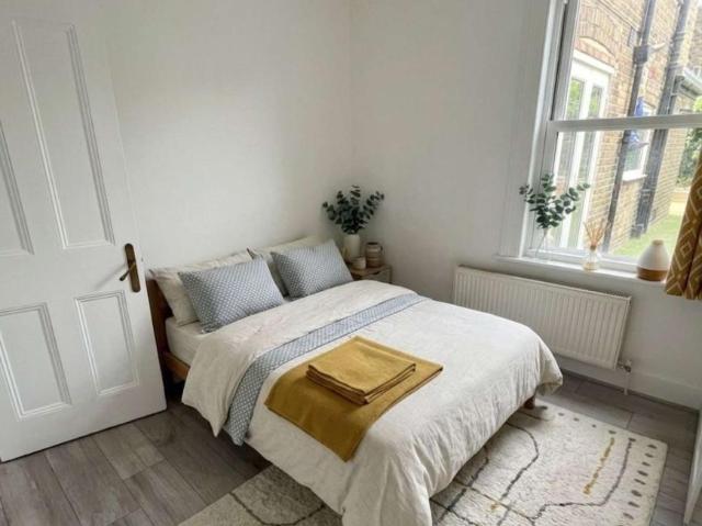 3 Bedroom Shared Living/roommate London London 103803402