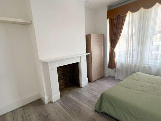 3 Bedroom Shared Living/roommate London London 103803414