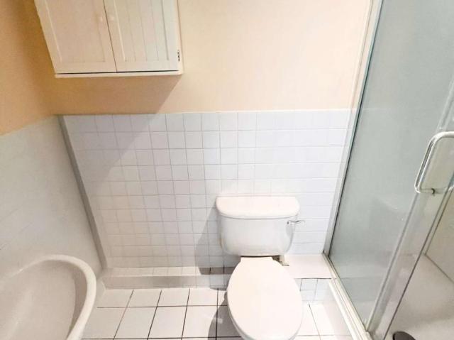 3 Bedroom Shared Living/roommate London London 103844560