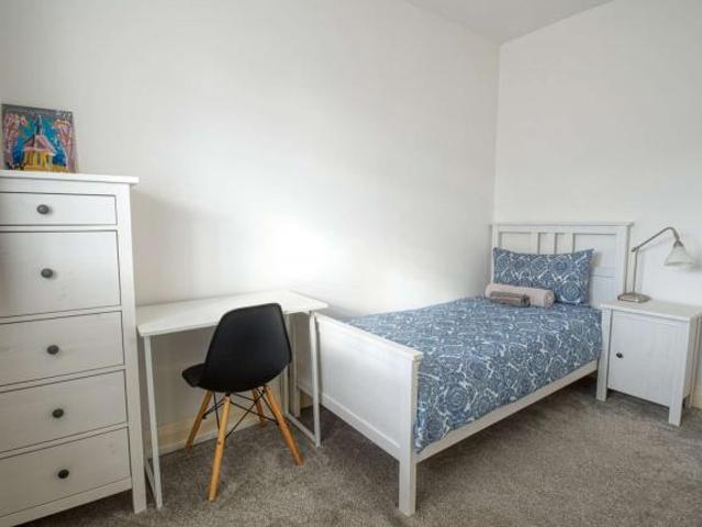 3 Bedroom Shared Living/roommate London London 73165762